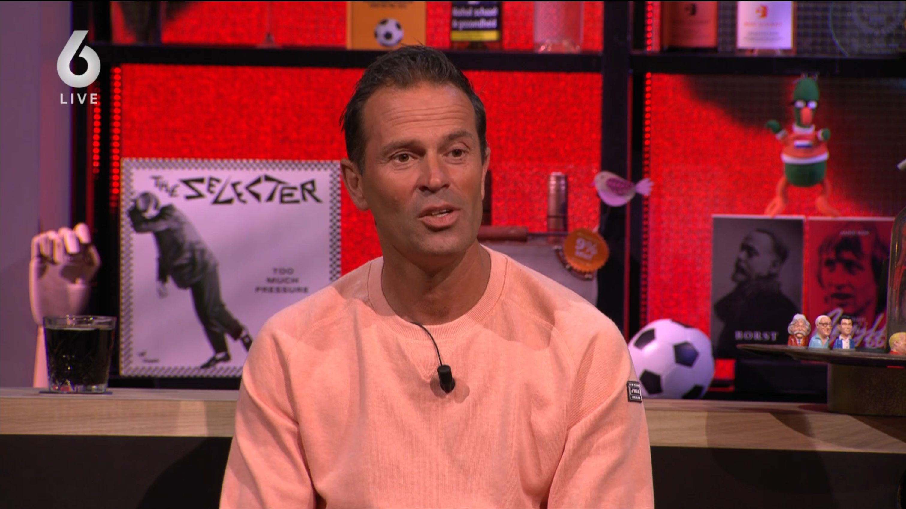 Bas Nijhuis slaat op vlucht na rel om rode kaart: 'Johan Derksen heeft me kapotgemaakt ...